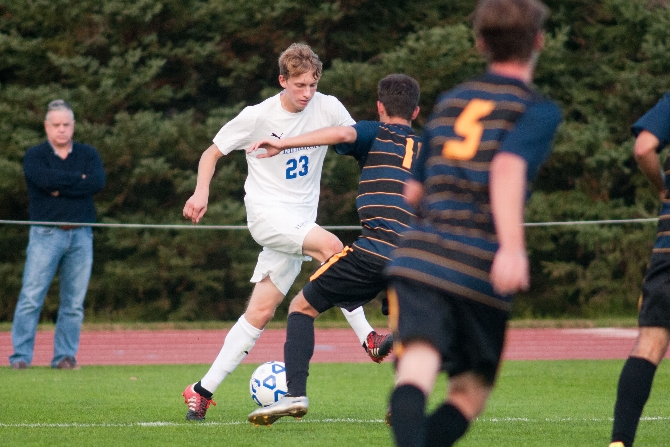 Late goal sends men's soccer to third straight win - News - Hamilton ...